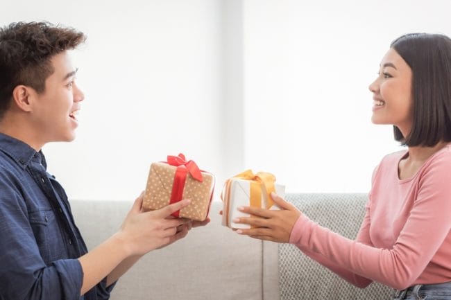 12 "Romantic" Gestures That Are Actually Huge Manipulations